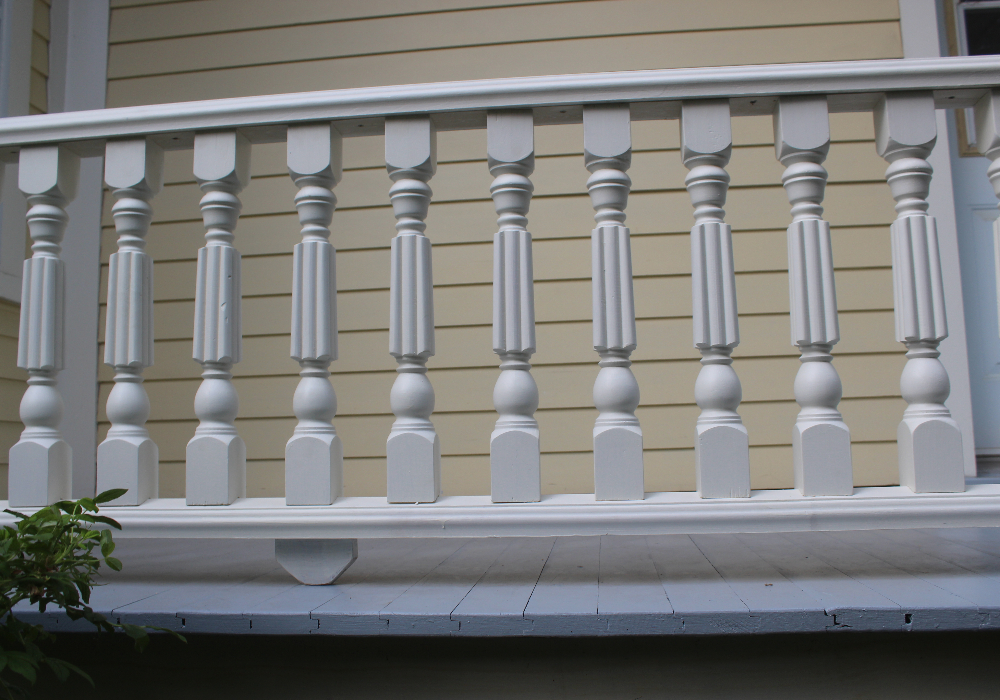 Une balustrade en cascade - Maisons anciennes du Québec